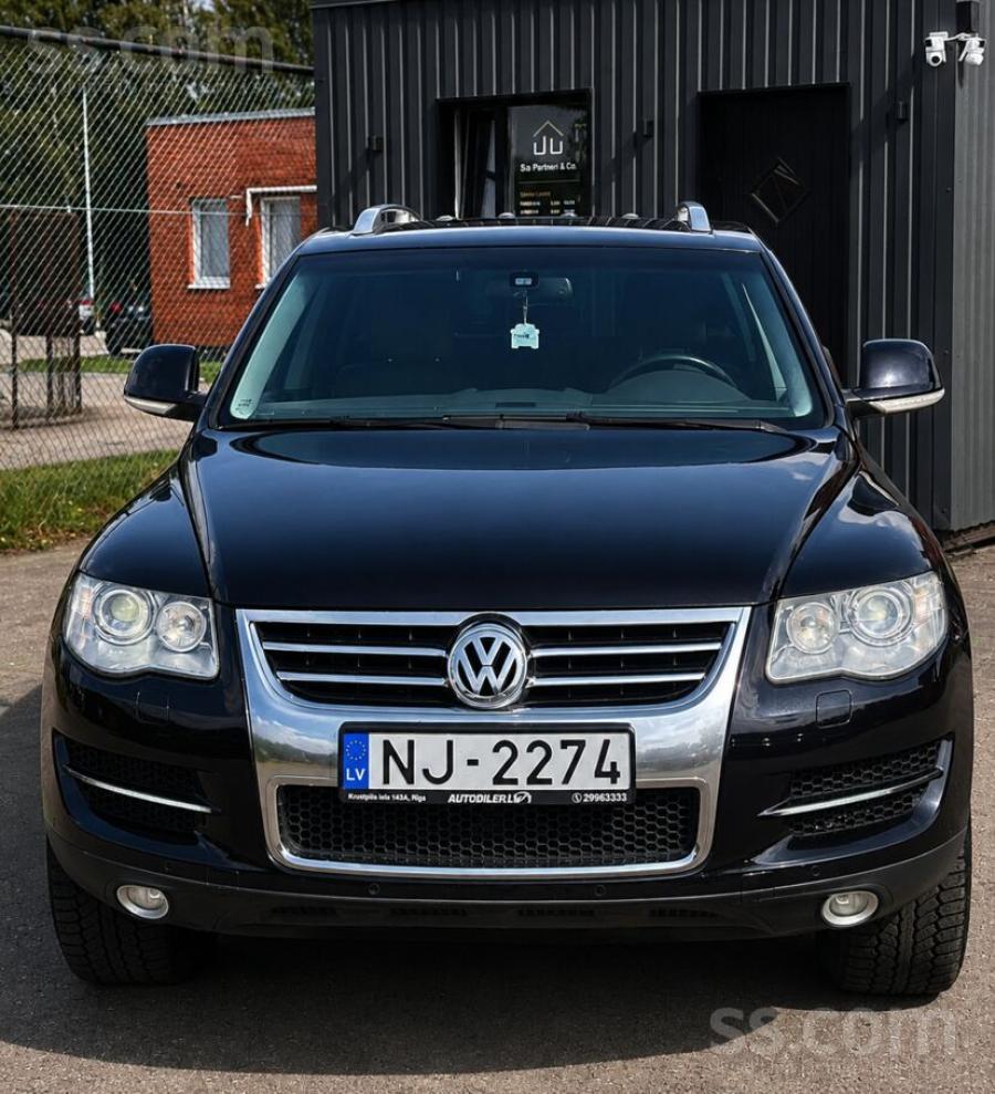 Black Volkswagen Touareg 2008 in Riga, with an engine capacity of 3.00 L and mileage of 304 thousand km for 5990 €, photo 3 on AUTOMOTO.COM.LV