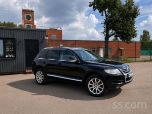 Black Volkswagen Touareg 2008 in Riga, with an engine capacity of 3.00 L and mileage of 304 thousand km for 5990 €, photo 5 on AUTOMOTO.COM.LV