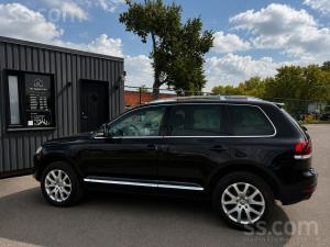 Black Volkswagen Touareg 2008 in Riga, with an engine capacity of 3.00 L and mileage of 304 thousand km for 5990 €, photo 7 on AUTOMOTO.COM.LV