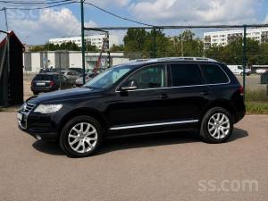 Black Volkswagen Touareg 2008 in Riga, with an engine capacity of 3.00 L and mileage of 304 thousand km for 5990 €, photo 8 on AUTOMOTO.COM.LV