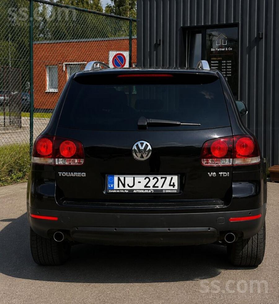 Black Volkswagen Touareg 2008 in Riga, with an engine capacity of 3.00 L and mileage of 304 thousand km for 5990 €, photo 9 on AUTOMOTO.COM.LV