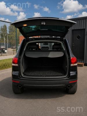 Black Volkswagen Touareg 2008 in Riga, with an engine capacity of 3.00 L and mileage of 304 thousand km for 5990 €, photo 10 on AUTOMOTO.COM.LV