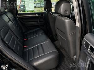 Black Volkswagen Touareg 2008 in Riga, with an engine capacity of 3.00 L and mileage of 304 thousand km for 5990 €, photo 12 on AUTOMOTO.COM.LV