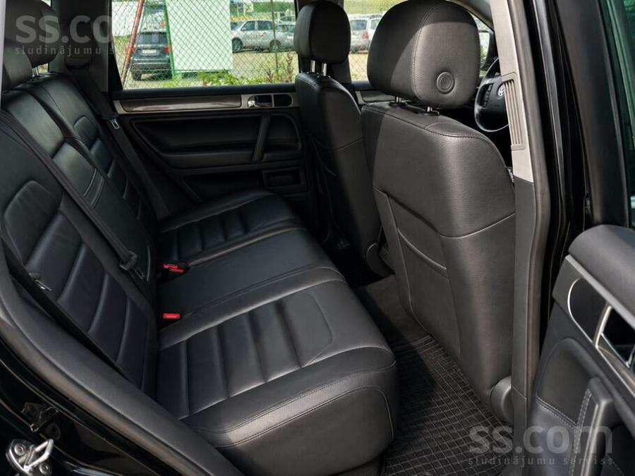 Black Volkswagen Touareg 2008 in Riga, with an engine capacity of 3.00 L and mileage of 304 thousand km for 5990 €, photo 12 on AUTOMOTO.COM.LV