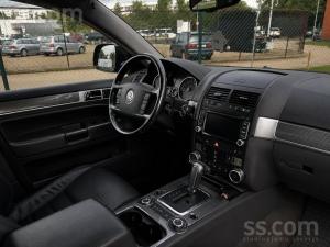 Black Volkswagen Touareg 2008 in Riga, with an engine capacity of 3.00 L and mileage of 304 thousand km for 5990 €, photo 13 on AUTOMOTO.COM.LV