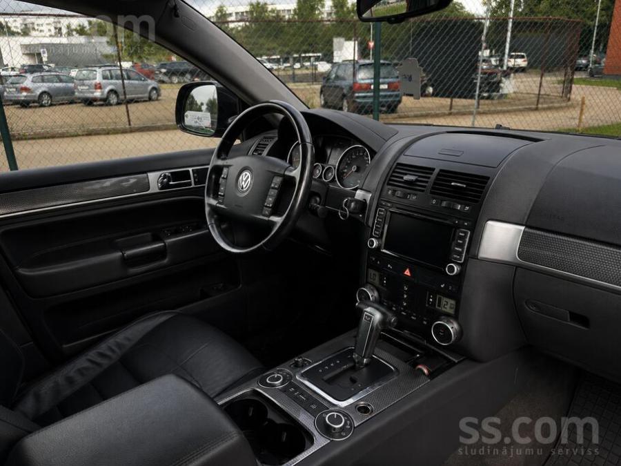 Black Volkswagen Touareg 2008 in Riga, with an engine capacity of 3.00 L and mileage of 304 thousand km for 5990 €, photo 13 on AUTOMOTO.COM.LV