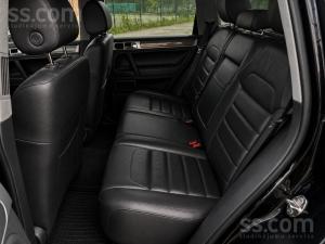 Black Volkswagen Touareg 2008 in Riga, with an engine capacity of 3.00 L and mileage of 304 thousand km for 5990 €, photo 14 on AUTOMOTO.COM.LV