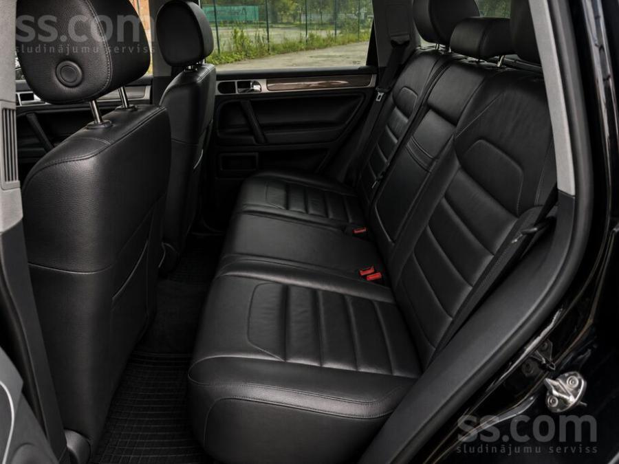 Black Volkswagen Touareg 2008 in Riga, with an engine capacity of 3.00 L and mileage of 304 thousand km for 5990 €, photo 14 on AUTOMOTO.COM.LV