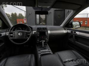 Black Volkswagen Touareg 2008 in Riga, with an engine capacity of 3.00 L and mileage of 304 thousand km for 5990 €, photo 15 on AUTOMOTO.COM.LV