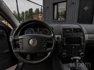 Black Volkswagen Touareg 2008 in Riga, with an engine capacity of 3.00 L and mileage of 304 thousand km for 5990 €, photo 16 on AUTOMOTO.COM.LV