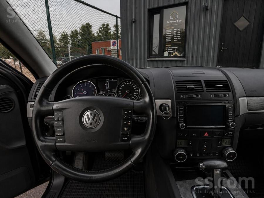 Black Volkswagen Touareg 2008 in Riga, with an engine capacity of 3.00 L and mileage of 304 thousand km for 5990 €, photo 16 on AUTOMOTO.COM.LV