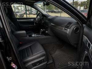Black Volkswagen Touareg 2008 in Riga, with an engine capacity of 3.00 L and mileage of 304 thousand km for 5990 €, photo 18 on AUTOMOTO.COM.LV