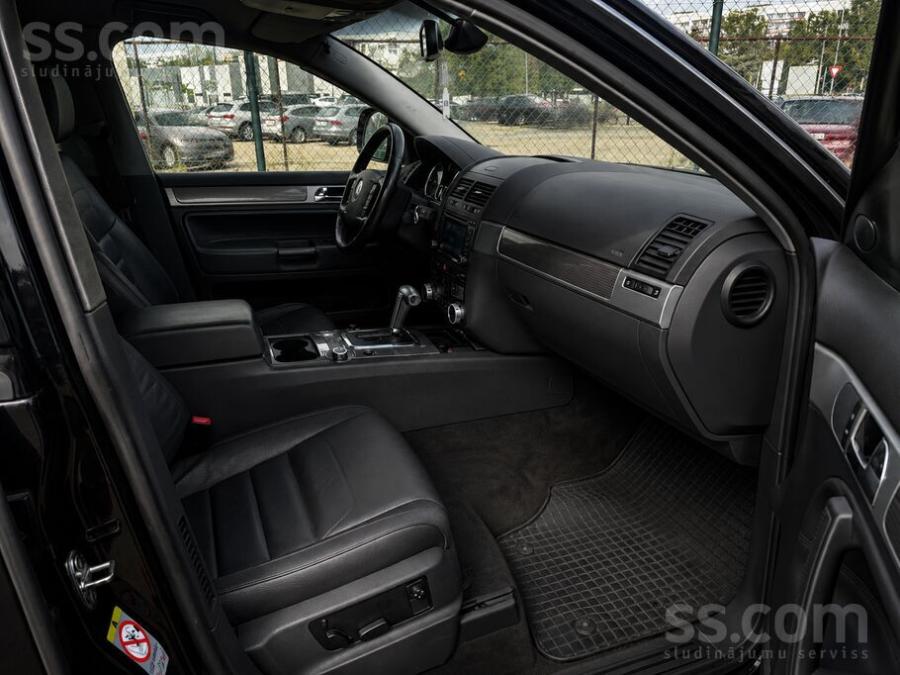 Black Volkswagen Touareg 2008 in Riga, with an engine capacity of 3.00 L and mileage of 304 thousand km for 5990 €, photo 18 on AUTOMOTO.COM.LV