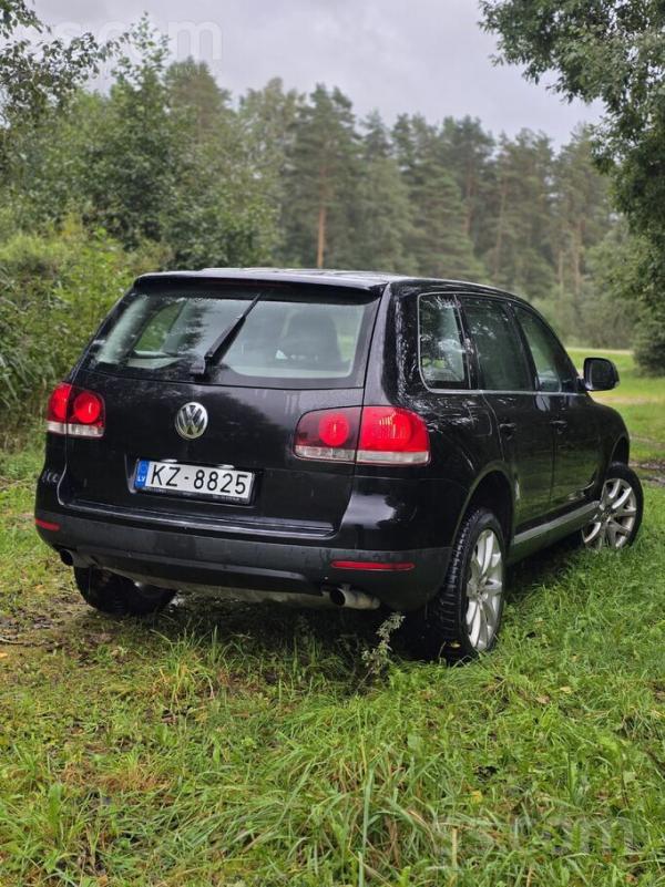 Black Volkswagen Touareg 2008 in Rezekne, with an engine capacity of 3.00 L and mileage of 345 thousand km for 3850 €, photo 3 on AUTOMOTO.COM.LV