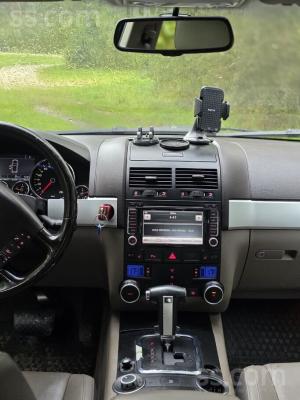 Black Volkswagen Touareg 2008 in Rezekne, with an engine capacity of 3.00 L and mileage of 345 thousand km for 3850 €, photo 4 on AUTOMOTO.COM.LV