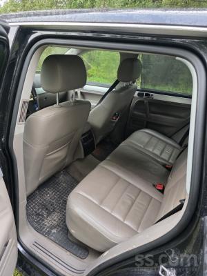 Black Volkswagen Touareg 2008 in Rezekne, with an engine capacity of 3.00 L and mileage of 345 thousand km for 3850 €, photo 5 on AUTOMOTO.COM.LV