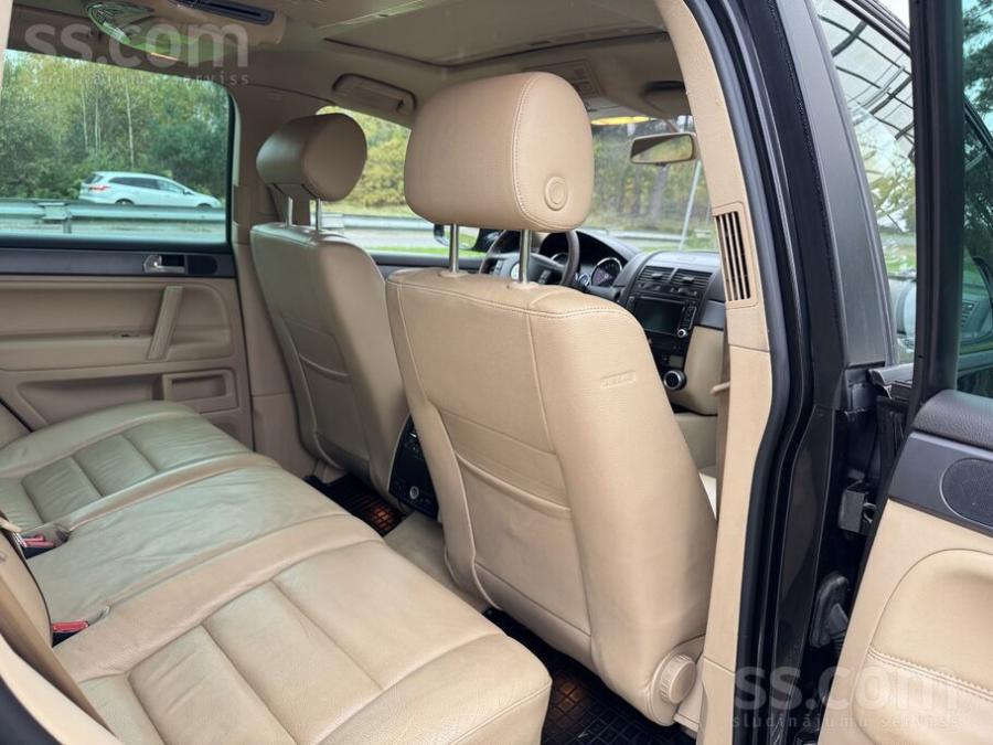 Black Volkswagen Touareg 2008 in Riga, with an engine capacity of 3.00 L and mileage of 280 thousand km for 4350 €, photo 7 on AUTOMOTO.COM.LV