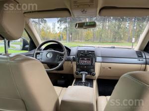 Black Volkswagen Touareg 2008 in Riga, with an engine capacity of 3.00 L and mileage of 280 thousand km for 4350 €, photo 9 on AUTOMOTO.COM.LV