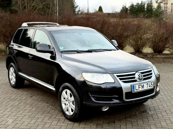 Black Volkswagen Touareg 2009 in Vilnius, with an engine capacity of 3.00 L and mileage of 296 thousand km for 4900 €, photo 1 on AUTOMOTO.COM.LV
