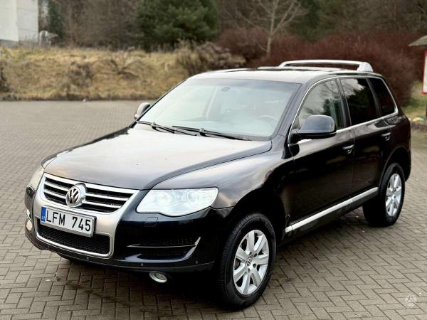 Black Volkswagen Touareg 2009 in Vilnius, with an engine capacity of 3.00 L and mileage of 296 thousand km for 4900 €, photo 2 on AUTOMOTO.COM.LV