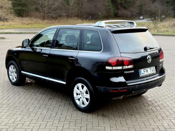 Black Volkswagen Touareg 2009 in Vilnius, with an engine capacity of 3.00 L and mileage of 296 thousand km for 4900 €, photo 4 on AUTOMOTO.COM.LV