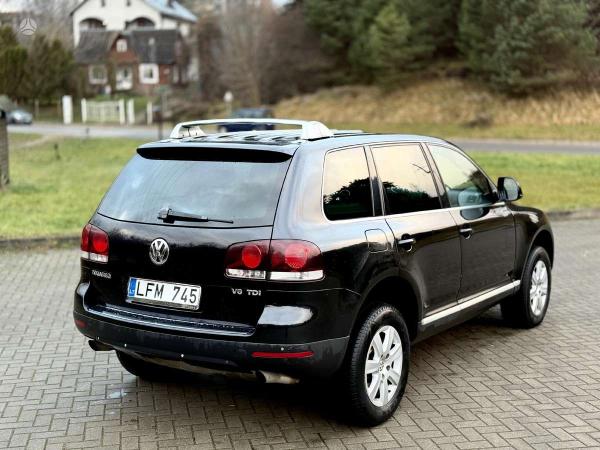 Black Volkswagen Touareg 2009 in Vilnius, with an engine capacity of 3.00 L and mileage of 296 thousand km for 4900 €, photo 5 on AUTOMOTO.COM.LV