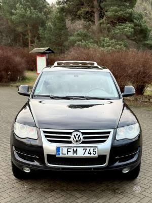 Black Volkswagen Touareg 2009 in Vilnius, with an engine capacity of 3.00 L and mileage of 296 thousand km for 4900 €, photo 3 on AUTOMOTO.COM.LV