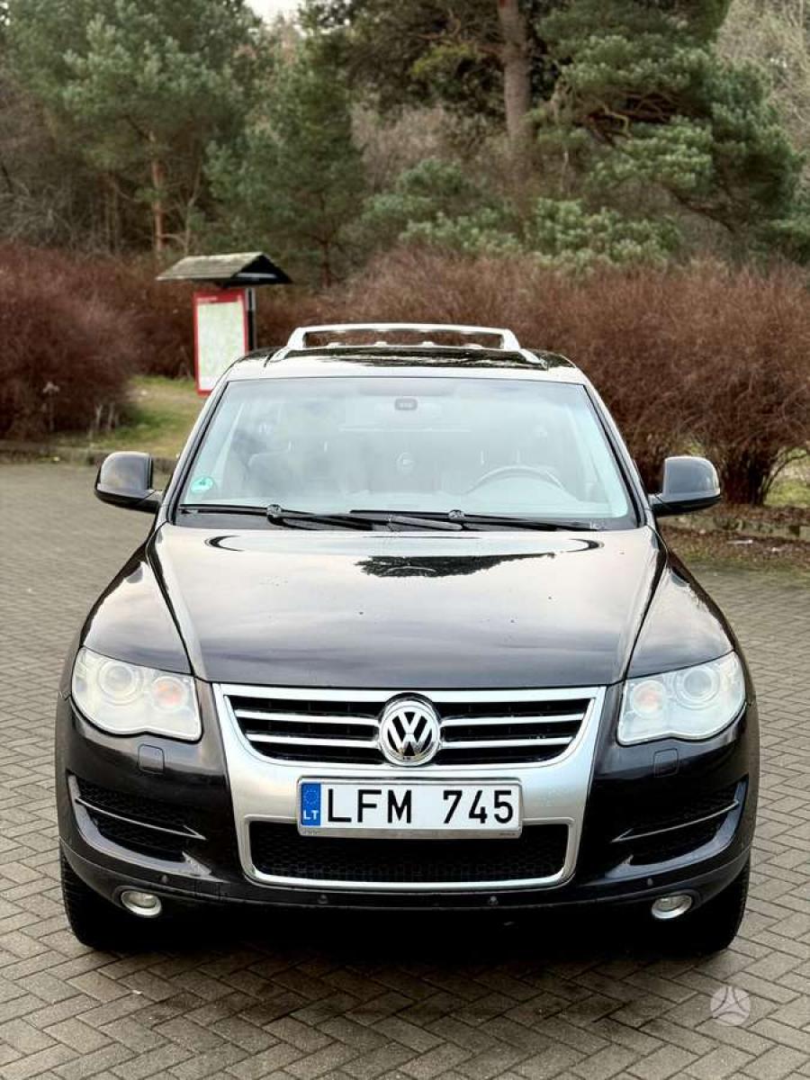 Black Volkswagen Touareg 2009 in Vilnius, with an engine capacity of 3.00 L and mileage of 296 thousand km for 4900 €, photo 3 on AUTOMOTO.COM.LV