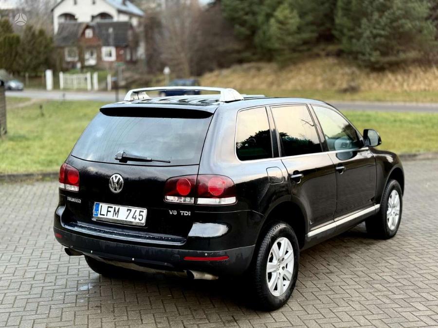Black Volkswagen Touareg 2009 in Vilnius, with an engine capacity of 3.00 L and mileage of 296 thousand km for 4900 €, photo 5 on AUTOMOTO.COM.LV