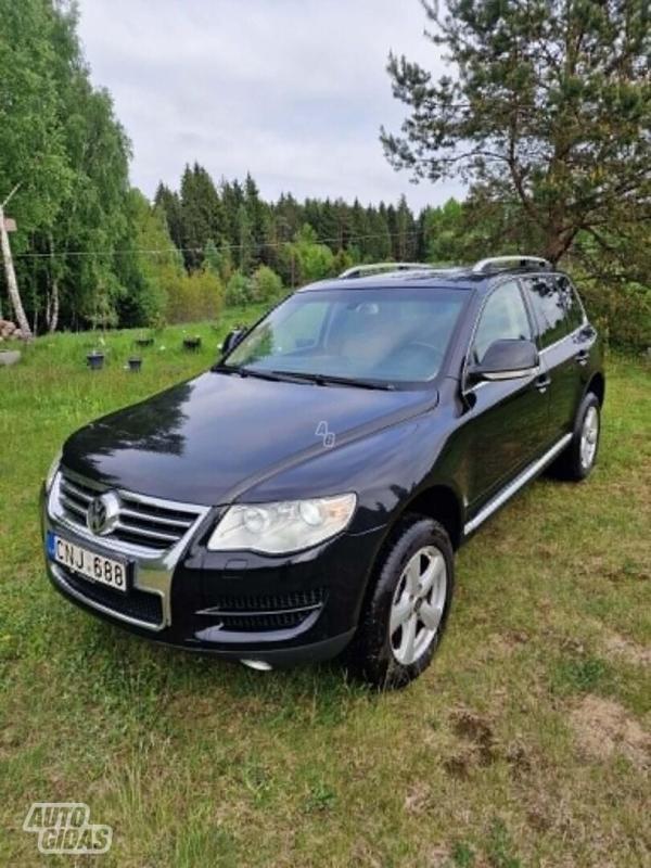 Black Volkswagen Touareg 2009 in Vilnius, with an engine capacity of 3.00 L and mileage of 303 thousand km for 6900 €, photo 1 on AUTOMOTO.COM.LV