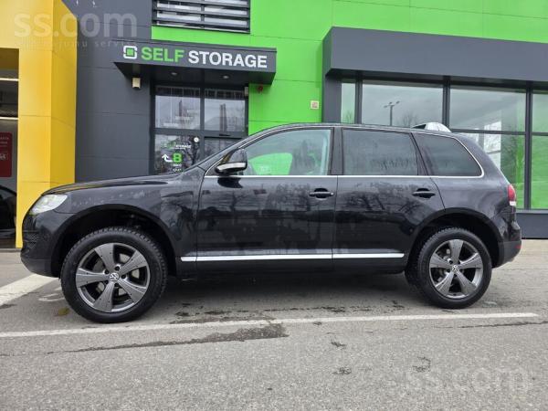 Black Volkswagen Touareg 2009 in Riga, with an engine capacity of 3.00 L and mileage of 212 thousand km for 6390 €, photo 2 on AUTOMOTO.COM.LV