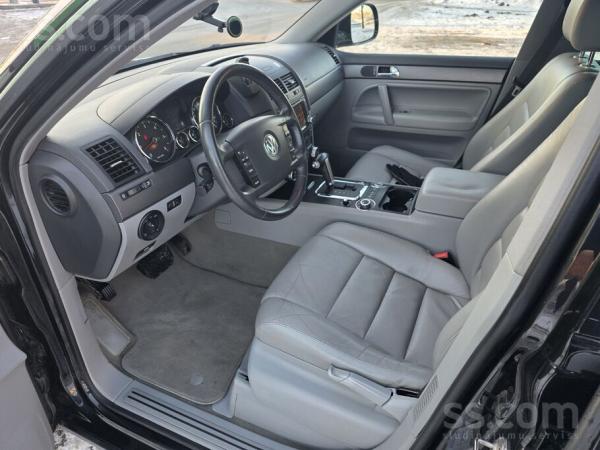 Black Volkswagen Touareg 2009 in Riga, with an engine capacity of 3.00 L and mileage of 212 thousand km for 6390 €, photo 6 on AUTOMOTO.COM.LV
