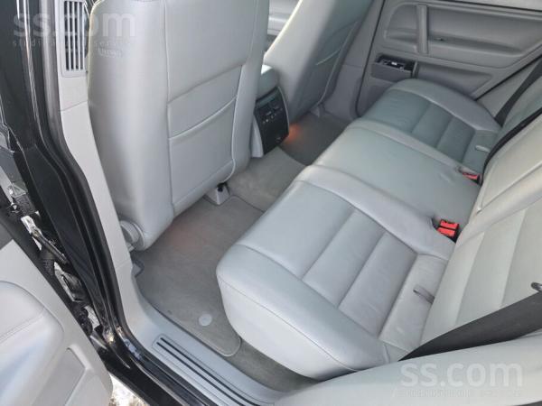 Black Volkswagen Touareg 2009 in Riga, with an engine capacity of 3.00 L and mileage of 212 thousand km for 6390 €, photo 7 on AUTOMOTO.COM.LV