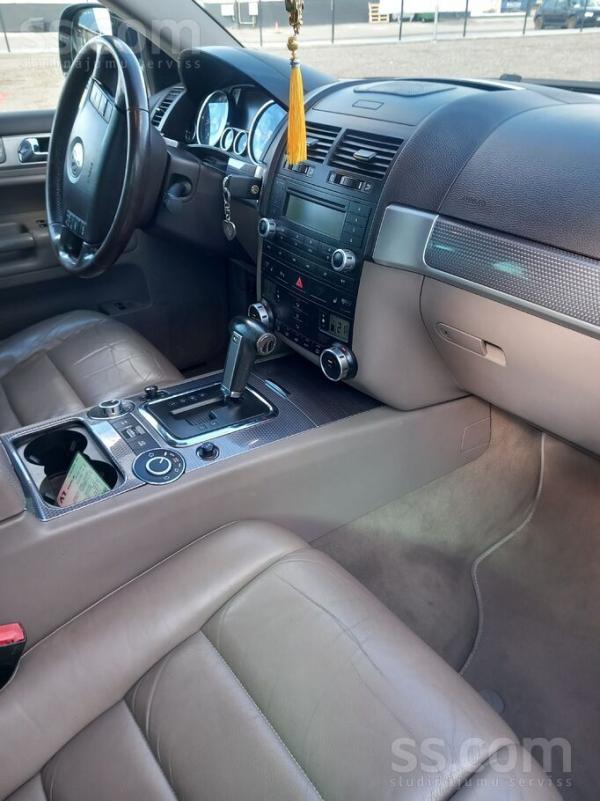Melns Volkswagen Touareg 2009 Cēsis, ar dzinēja tilpumu 3.00 L un nobraukumu 293 tūkst. km par 5950 €, foto 3 vietnē AUTOMOTO.COM.LV