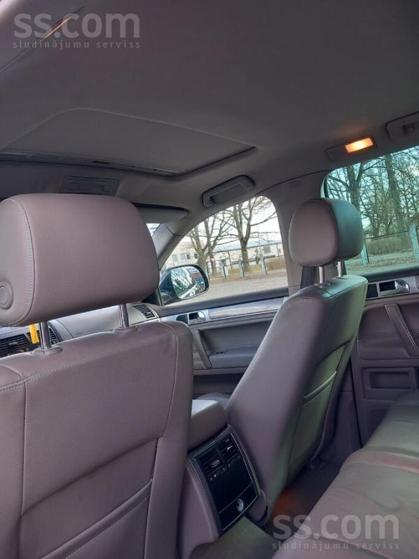 Melns Volkswagen Touareg 2009 Cēsis, ar dzinēja tilpumu 3.00 L un nobraukumu 293 tūkst. km par 5950 €, foto 4 vietnē AUTOMOTO.COM.LV