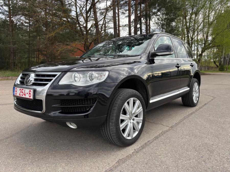 Melns Volkswagen Touareg 2009 Rīga, ar dzinēja tilpumu 2.50 L un nobraukumu 211 tūkst. km par 6650 €, foto 1 vietnē AUTOMOTO.COM.LV