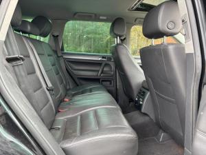 Melns Volkswagen Touareg 2009 Rīga, ar dzinēja tilpumu 2.50 L un nobraukumu 211 tūkst. km par 6650 €, foto 14 vietnē AUTOMOTO.COM.LV