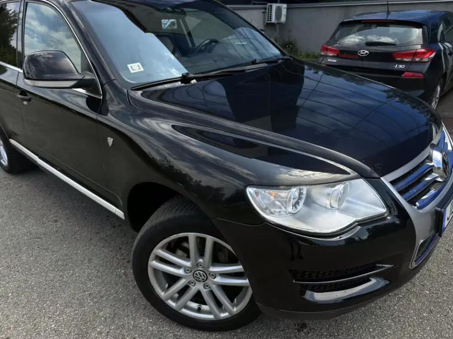 Black Volkswagen Touareg 2009 in Riga, with an engine capacity of 3.00 L and mileage of 287 thousand km for 5990 €, photo 3 on AUTOMOTO.COM.LV