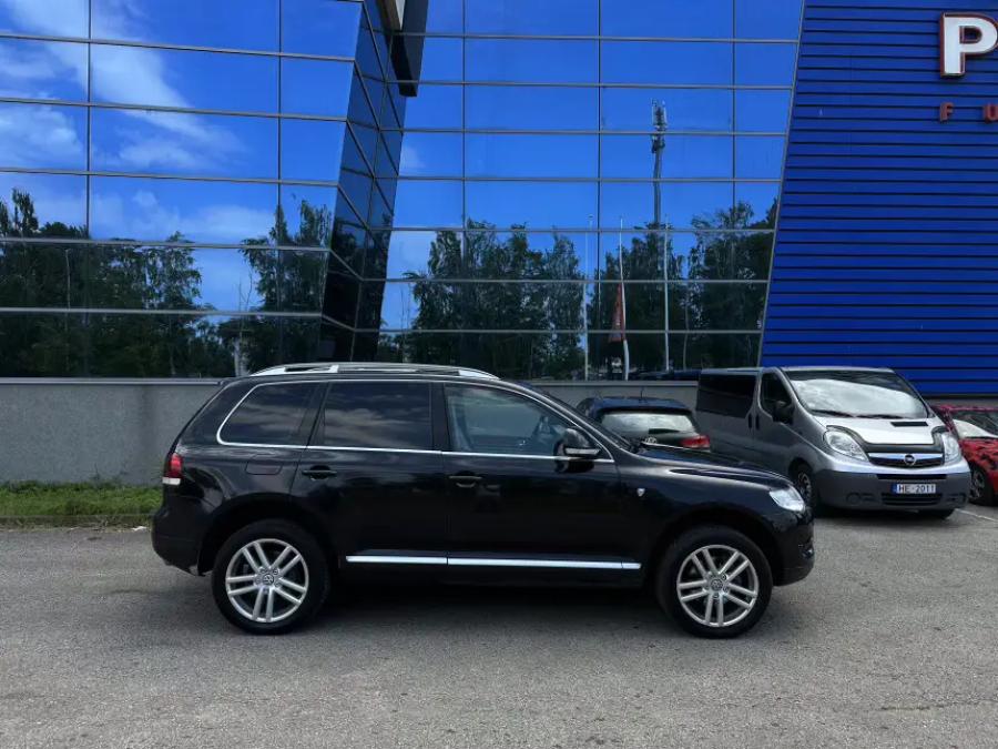 Black Volkswagen Touareg 2009 in Riga, with an engine capacity of 3.00 L and mileage of 287 thousand km for 5990 €, photo 5 on AUTOMOTO.COM.LV