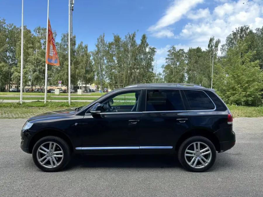 Black Volkswagen Touareg 2009 in Riga, with an engine capacity of 3.00 L and mileage of 287 thousand km for 5990 €, photo 6 on AUTOMOTO.COM.LV