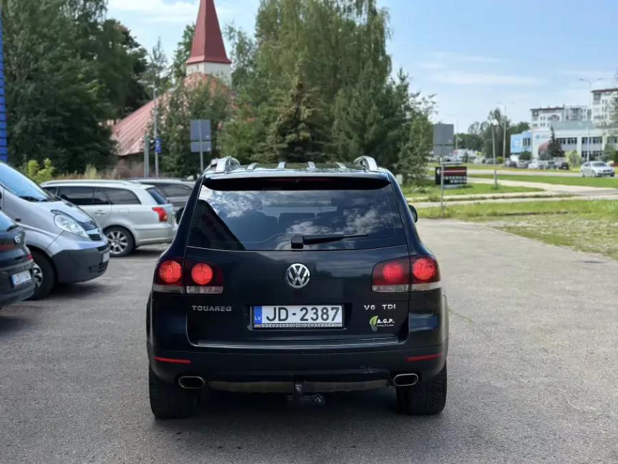 Black Volkswagen Touareg 2009 in Riga, with an engine capacity of 3.00 L and mileage of 287 thousand km for 5990 €, photo 7 on AUTOMOTO.COM.LV