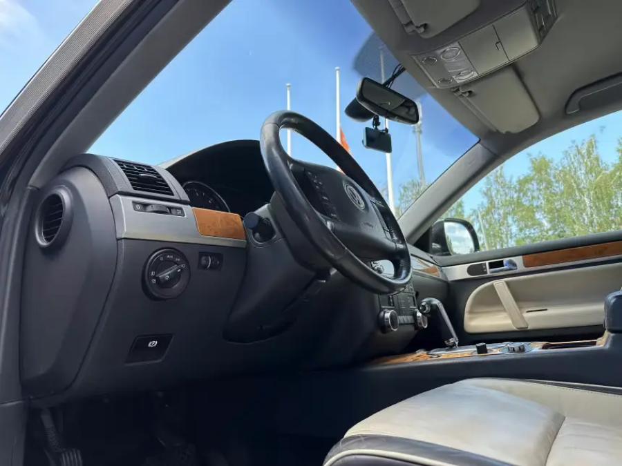 Black Volkswagen Touareg 2009 in Riga, with an engine capacity of 3.00 L and mileage of 287 thousand km for 5990 €, photo 11 on AUTOMOTO.COM.LV