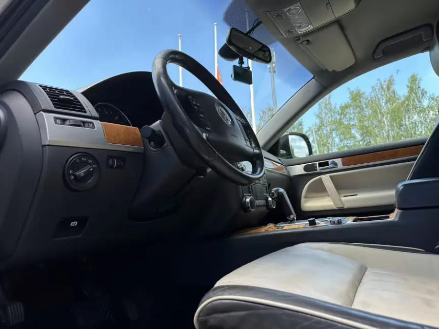 Black Volkswagen Touareg 2009 in Riga, with an engine capacity of 3.00 L and mileage of 287 thousand km for 5990 €, photo 13 on AUTOMOTO.COM.LV