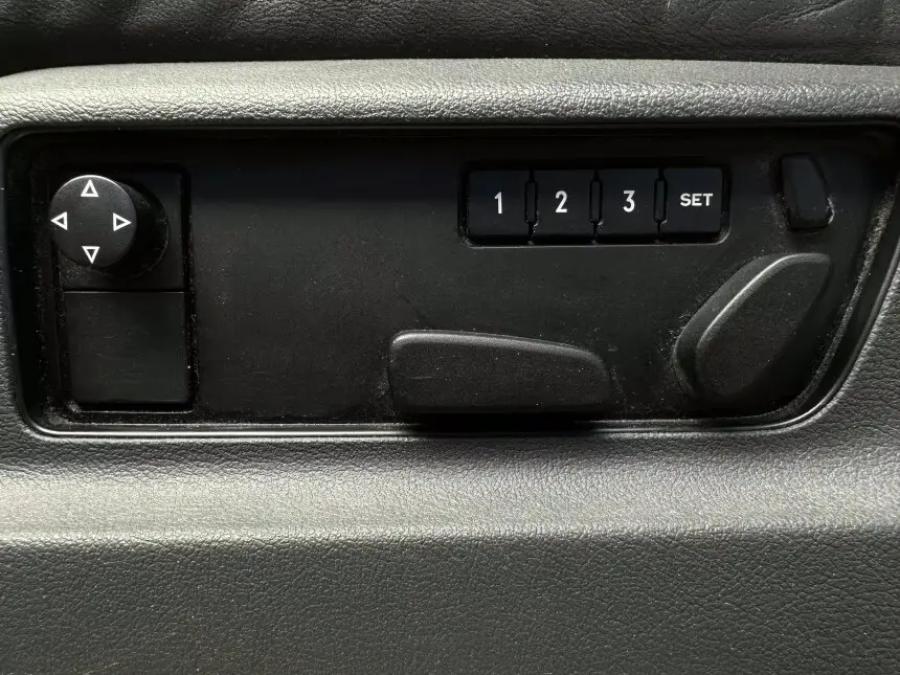 Black Volkswagen Touareg 2009 in Riga, with an engine capacity of 3.00 L and mileage of 287 thousand km for 5990 €, photo 14 on AUTOMOTO.COM.LV