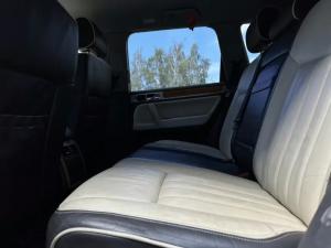 Black Volkswagen Touareg 2009 in Riga, with an engine capacity of 3.00 L and mileage of 287 thousand km for 5990 €, photo 15 on AUTOMOTO.COM.LV