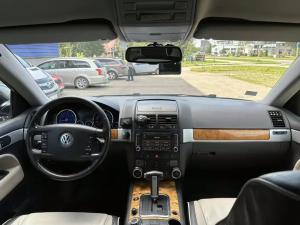 Black Volkswagen Touareg 2009 in Riga, with an engine capacity of 3.00 L and mileage of 287 thousand km for 5990 €, photo 16 on AUTOMOTO.COM.LV