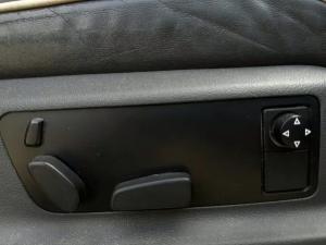 Black Volkswagen Touareg 2009 in Riga, with an engine capacity of 3.00 L and mileage of 287 thousand km for 5990 €, photo 18 on AUTOMOTO.COM.LV