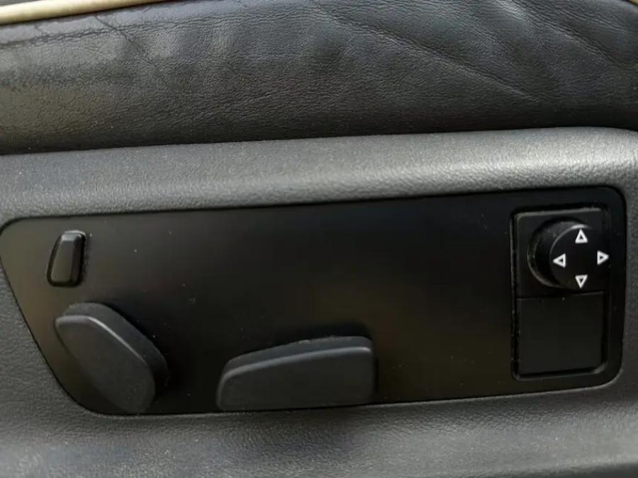 Black Volkswagen Touareg 2009 in Riga, with an engine capacity of 3.00 L and mileage of 287 thousand km for 5990 €, photo 18 on AUTOMOTO.COM.LV