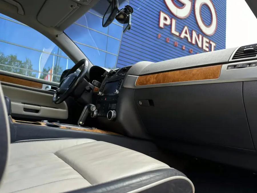 Black Volkswagen Touareg 2009 in Riga, with an engine capacity of 3.00 L and mileage of 287 thousand km for 5990 €, photo 19 on AUTOMOTO.COM.LV