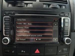 Black Volkswagen Touareg 2009 in Riga, with an engine capacity of 3.00 L and mileage of 287 thousand km for 5990 €, photo 24 on AUTOMOTO.COM.LV